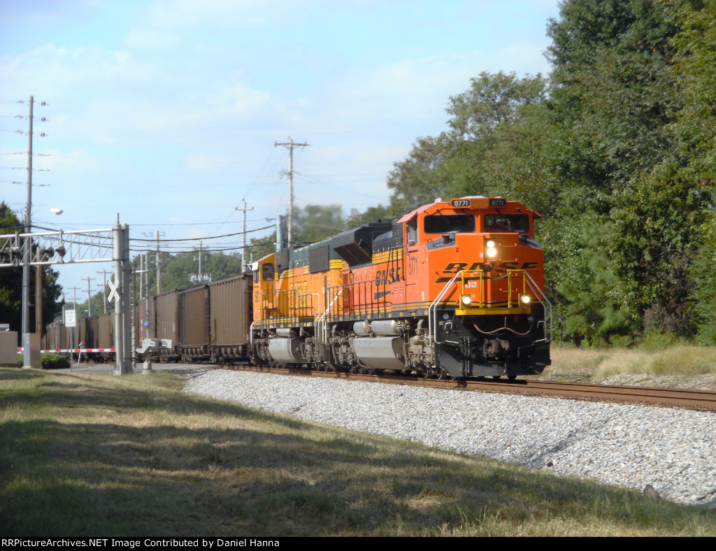BNSF SD70ACe leads NS 736 east